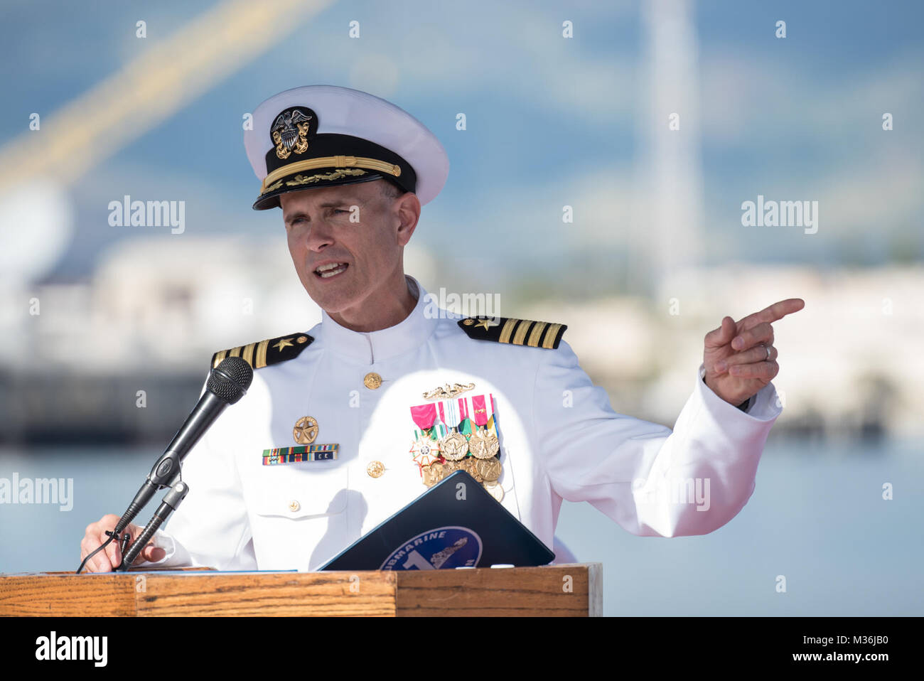 170105-N-KC128-0024 JOINT BASE PEARL HARBOR-HICKAM, Hawaii (January 5 ...