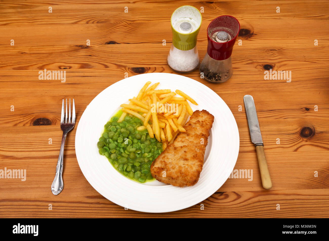 Seachill Scottish Haddock chips and mushy peas Stock Photo - Alamy