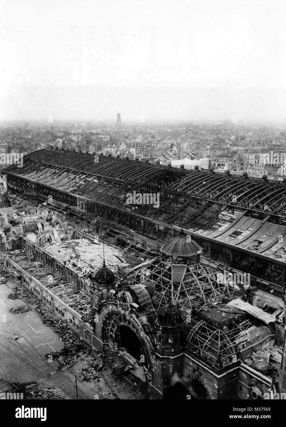 Cologne 1945 hi-res stock photography and images - Alamy