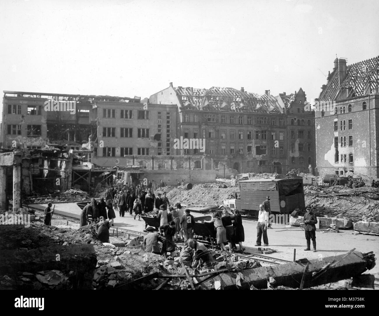 Rubble women berlin hi-res stock photography and images - Alamy
