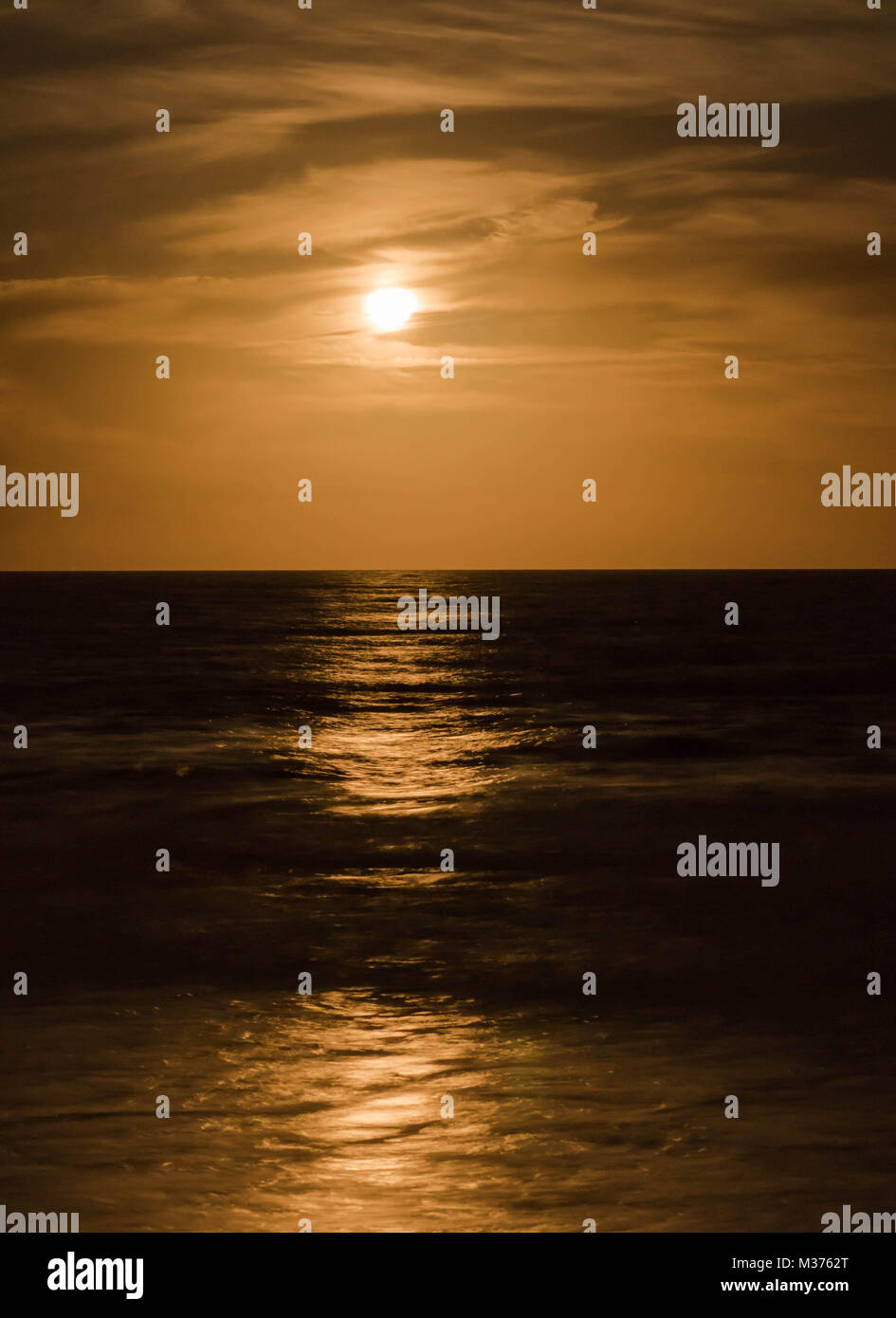 Full moon rise over ocean hi-res stock photography and images - Alamy
