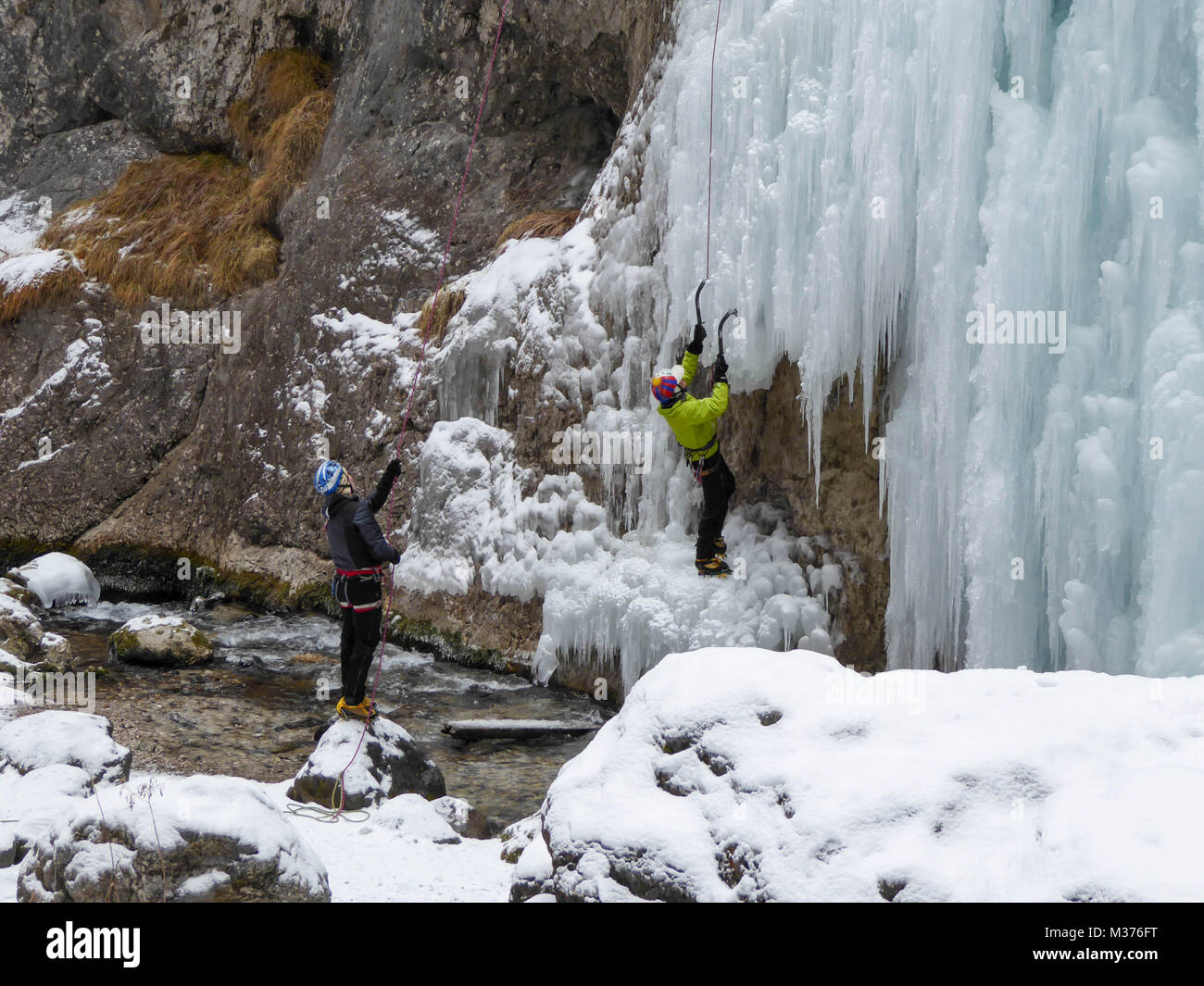 Male rock climber in green rock climbing hi-res stock photography and ...