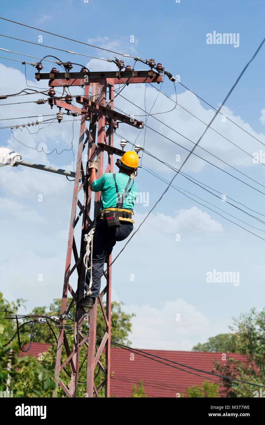 Powerline repair hi-res stock photography and images - Alamy