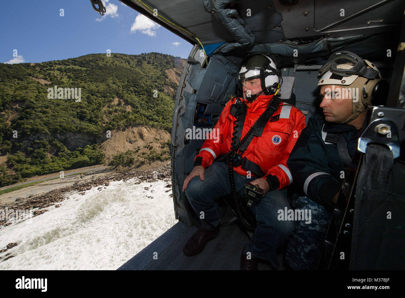 KAIKOURA, New Zealand (Nov. 18, 2016) Cmdr. Timothy LaBenz, right ...