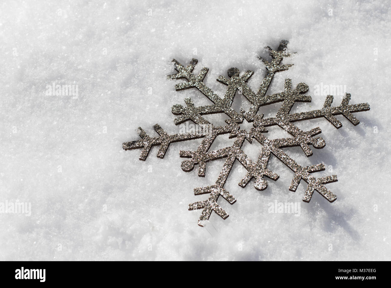 Silver glittery snowflake hi-res stock photography and images - Alamy