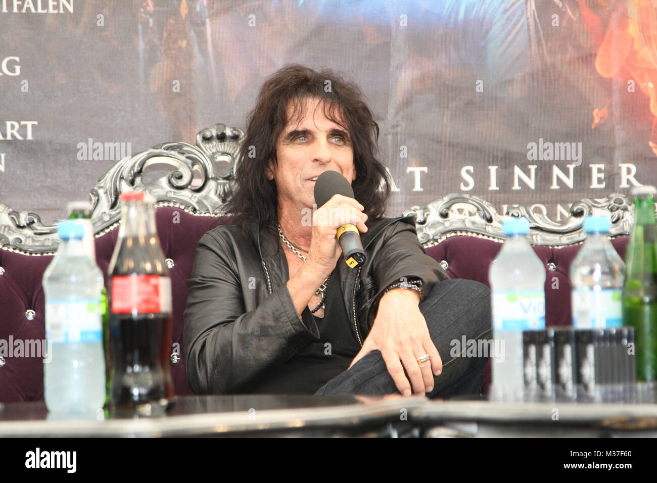 Alice cooper live hi-res stock photography and images - Alamy