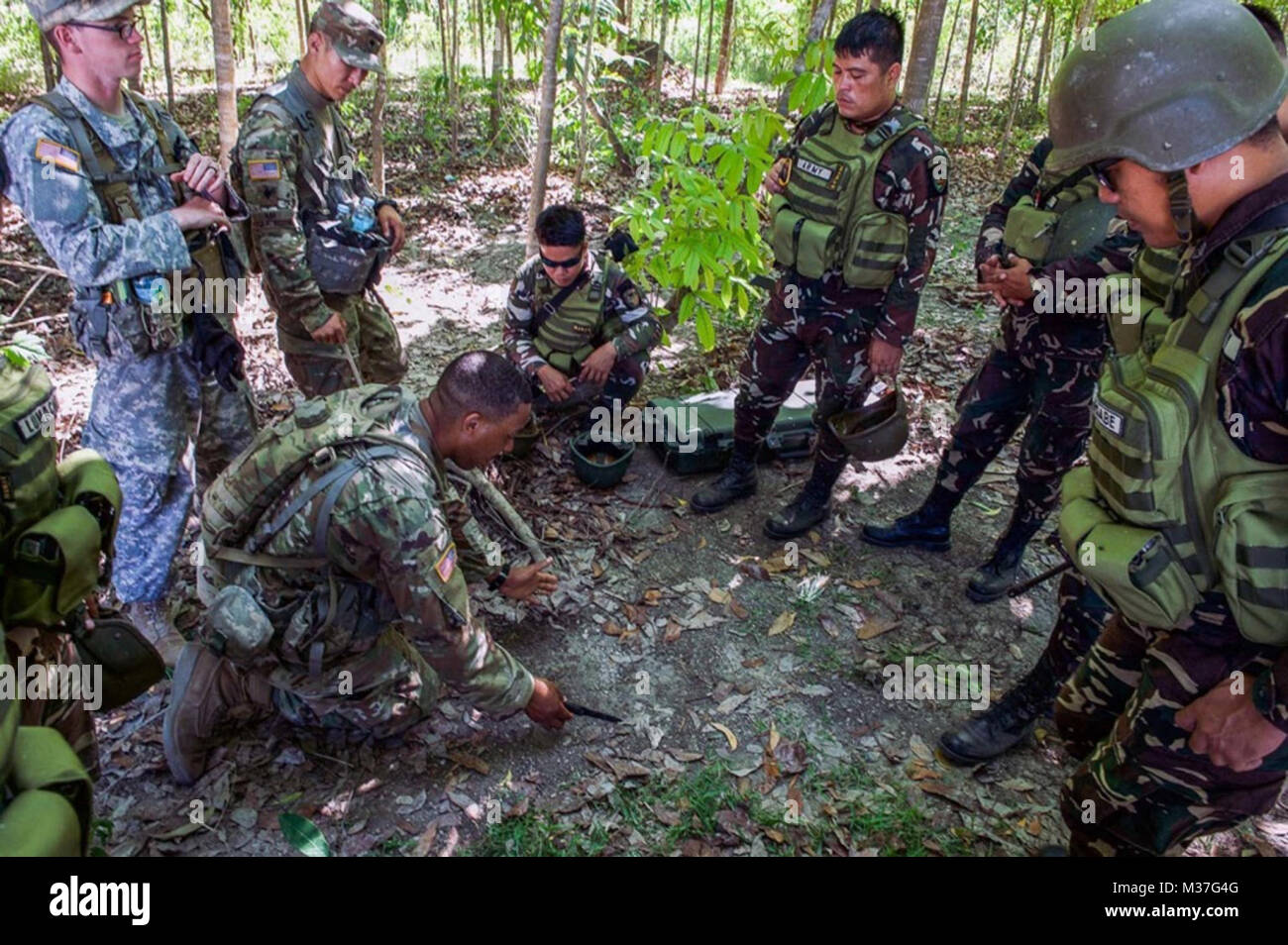 Philippine U.S. Soldiers demonstrate emergency procedures during ...