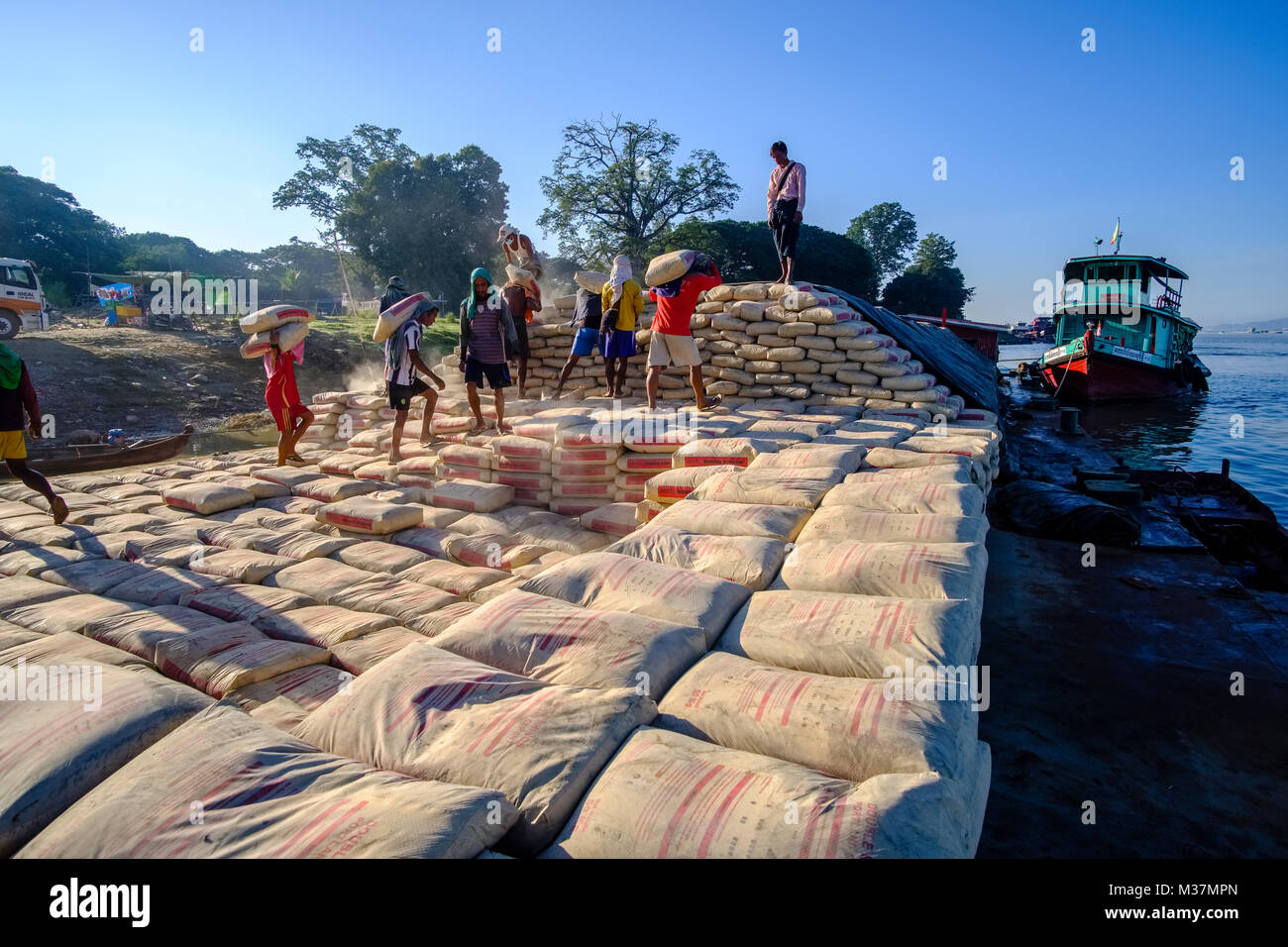 Men carrying bags of cement hi-res stock photography and images - Alamy