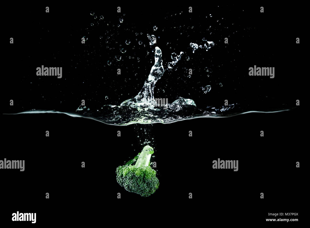 broccoli in water with splash Stock Photo - Alamy
