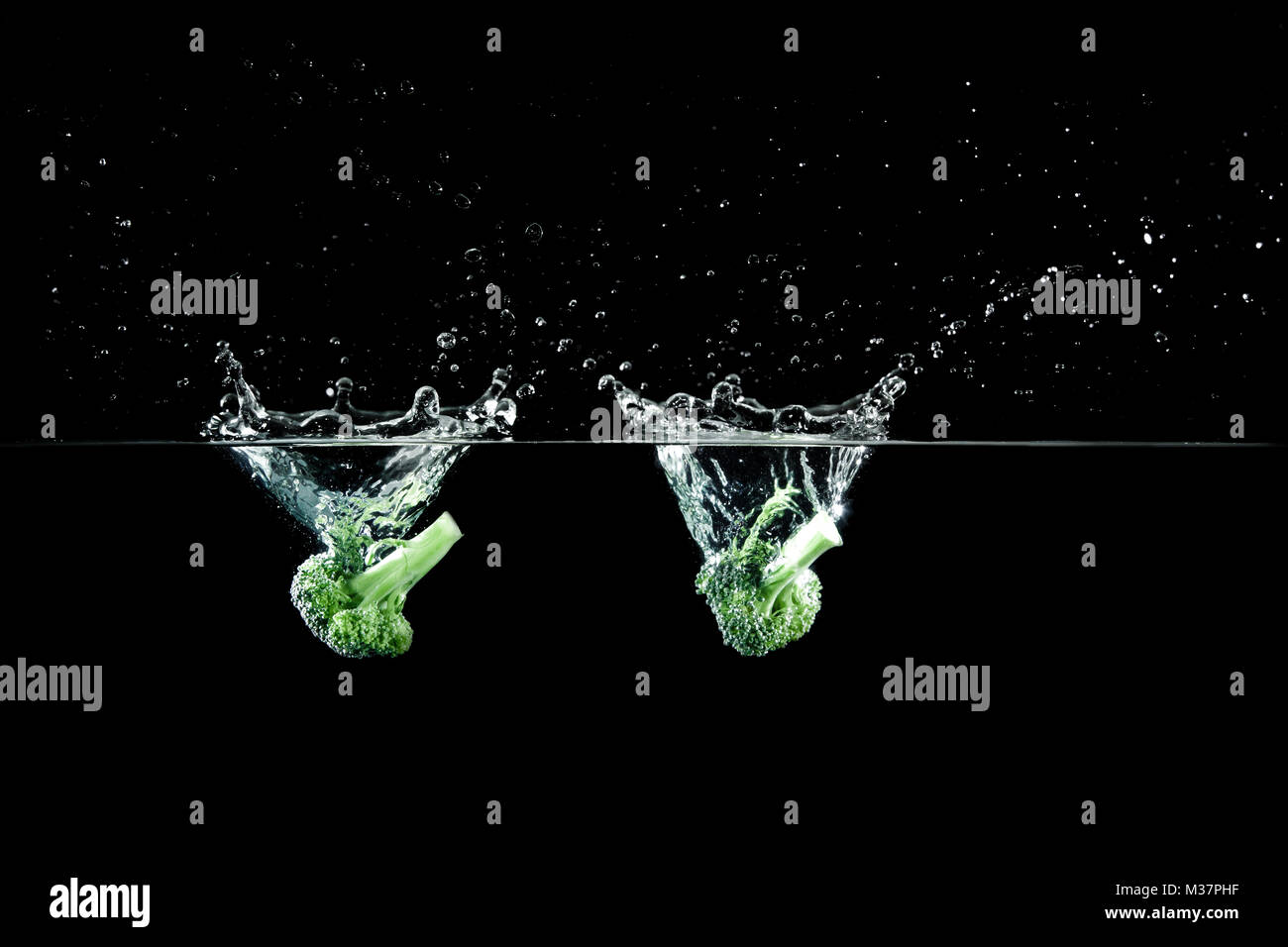 broccoli in water with splash Stock Photo - Alamy