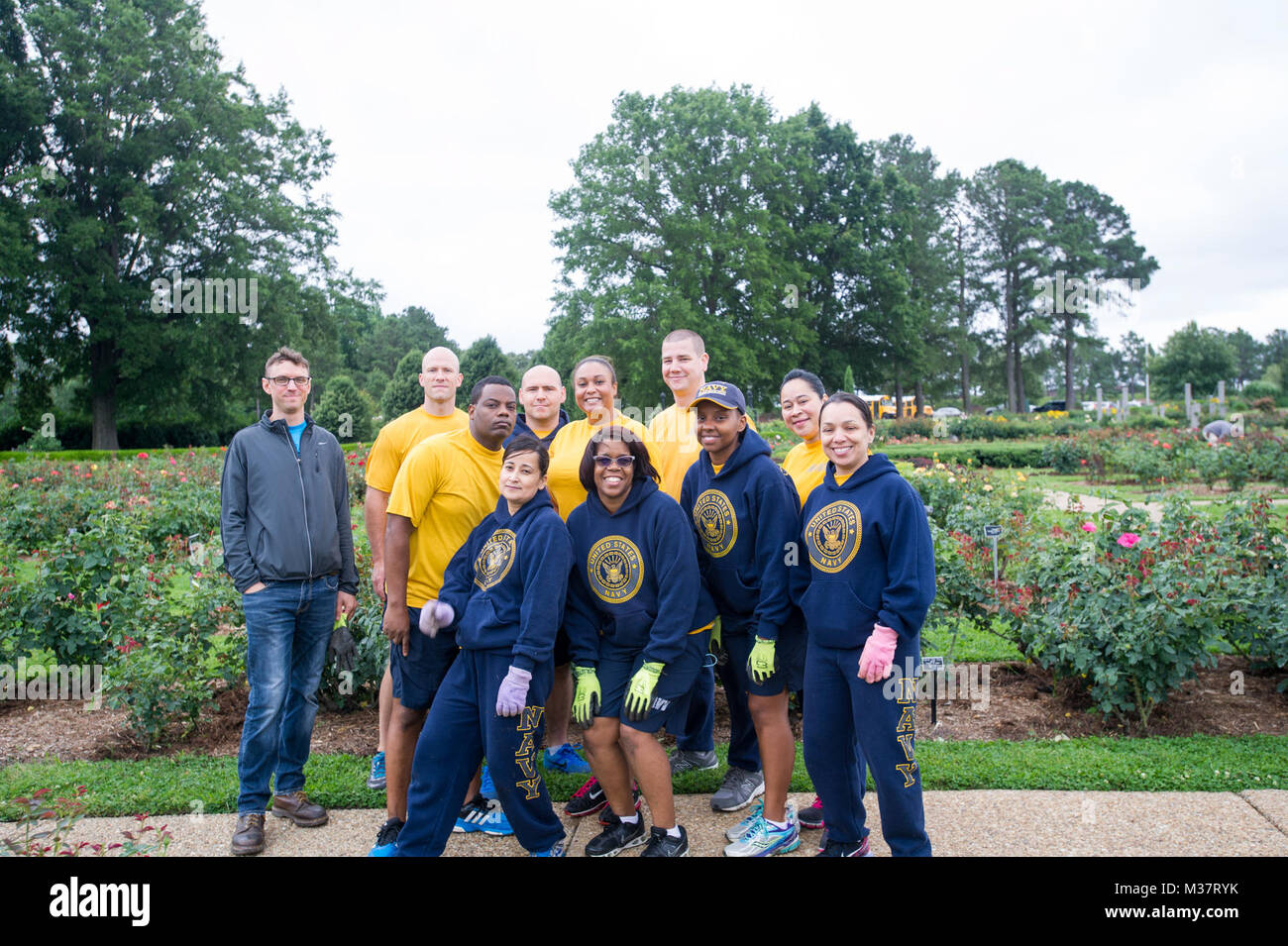 Chiefs and First Class Petty Officers participate in Community ...