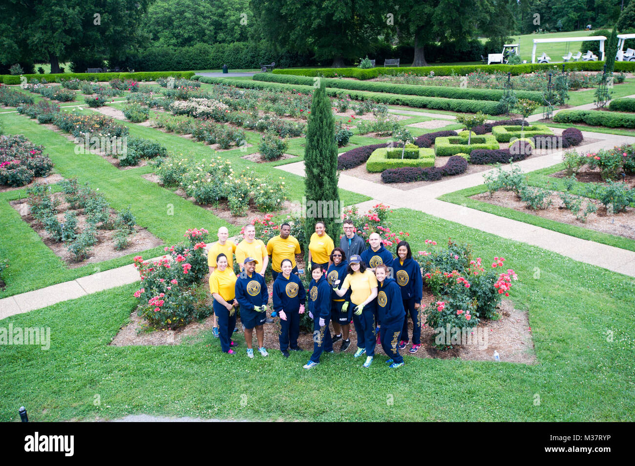 Chiefs and First Class Petty Officers participate in Community ...