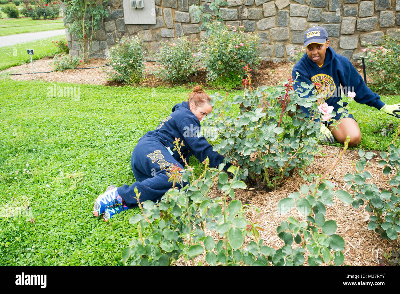 Chiefs and First Class Petty Officers participate in Community ...