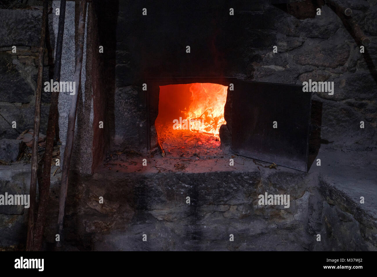 Flames fire cooking traditional pizza hi-res stock photography and ...