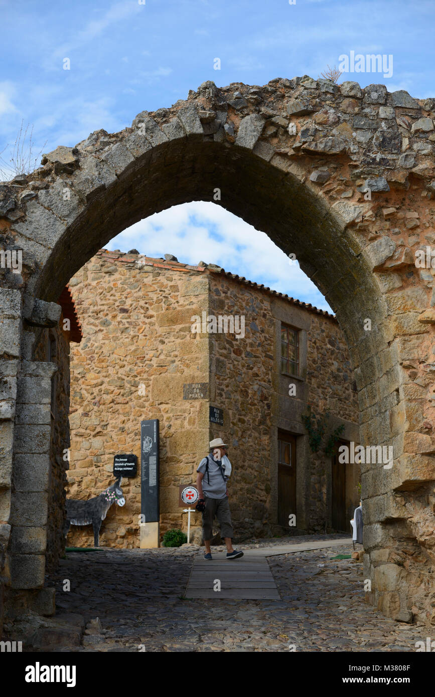Medieval stone arch hi-res stock photography and images - Alamy