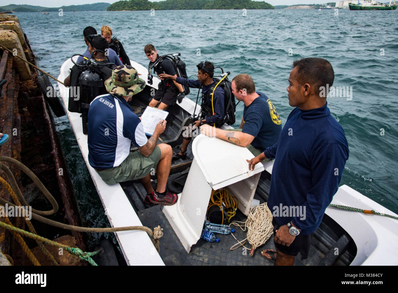 Navy divers from the U.S., Sri Lanka participate in first-ever CARAT ...