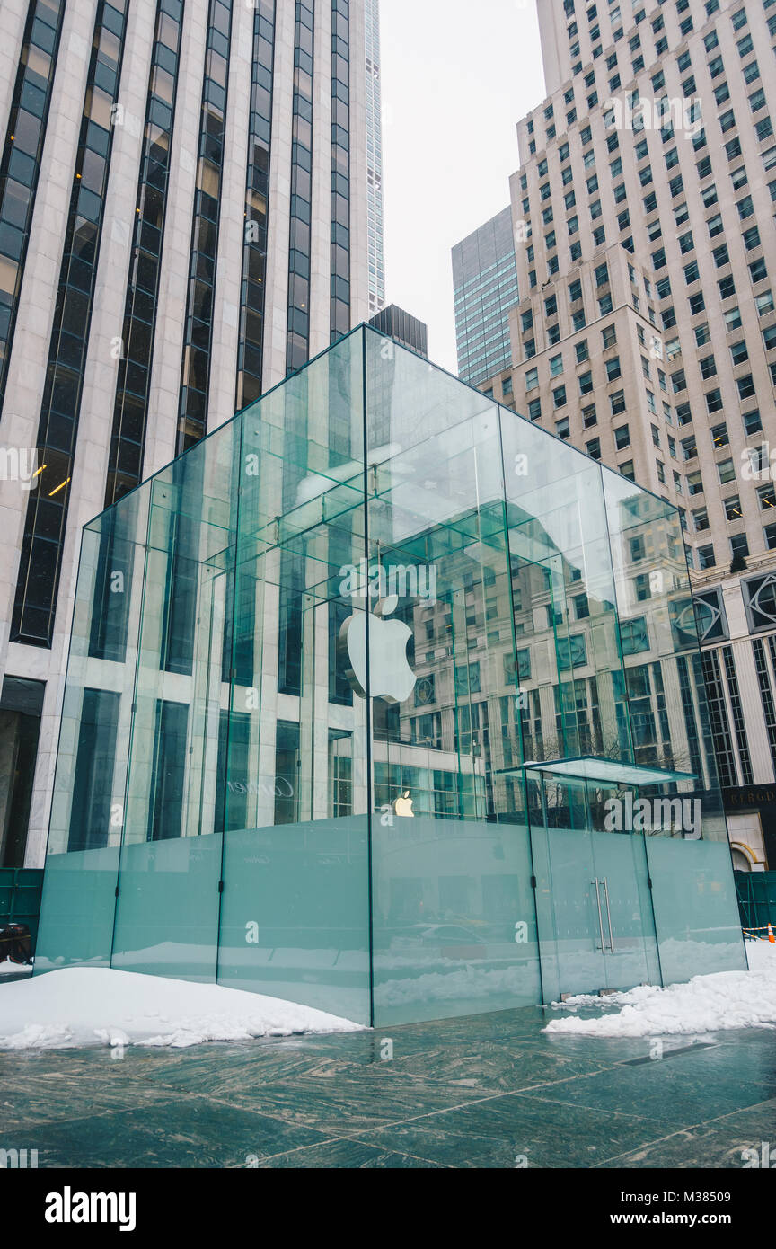 New York City,USA - March 18, 2017: View to the Apple Store building ...