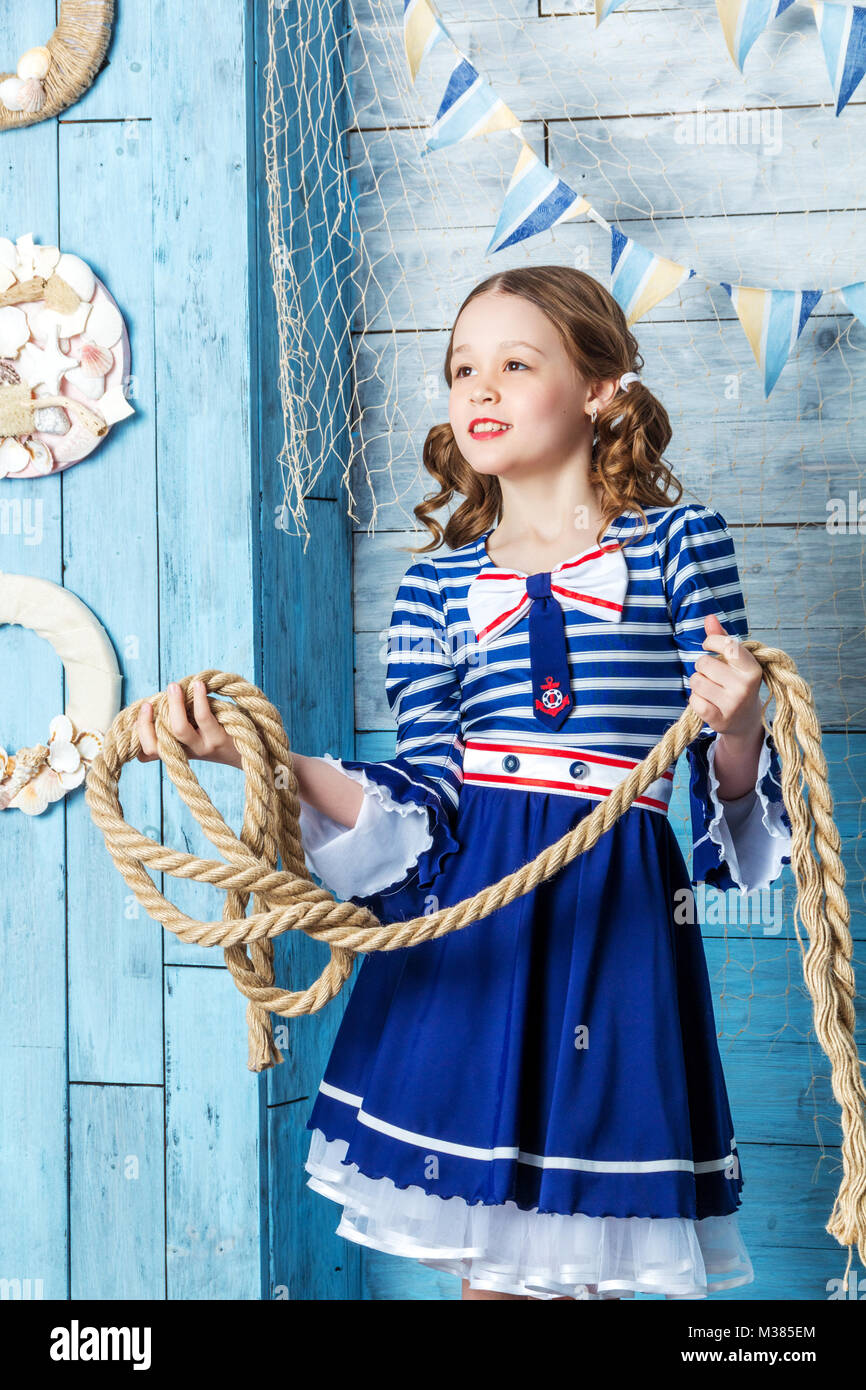 little girl holding a rope Stock Photo - Alamy