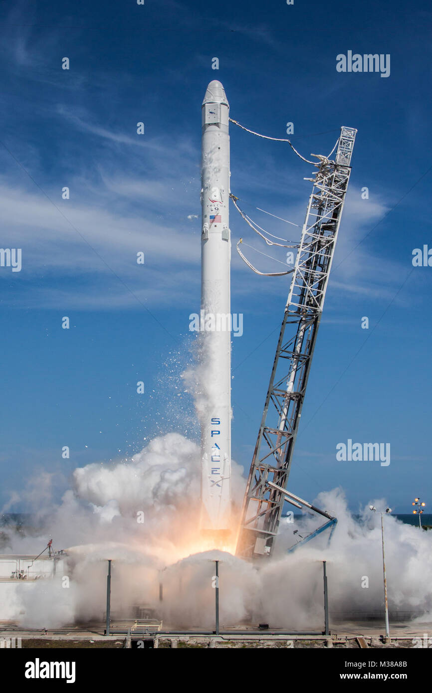 Spacex crs 6 hi-res stock photography and images - Alamy