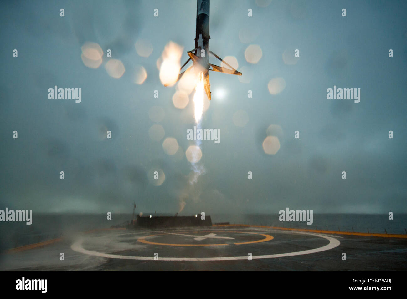 SpaceX's Falcon 9 first-stage booster successfully landed on an ASDS ...