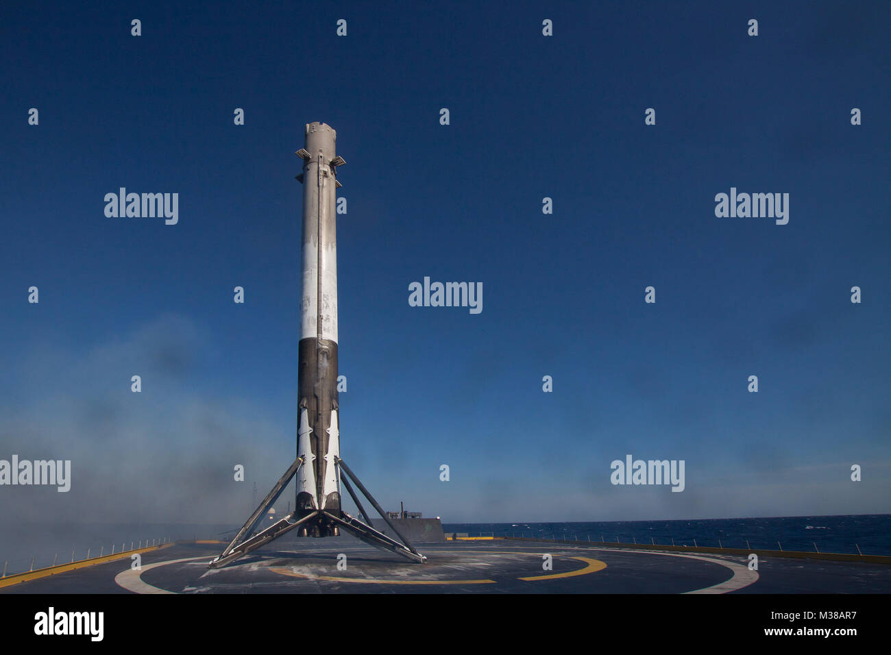 The first-stage booster of the CRS-8 mission successfully lands on the ...