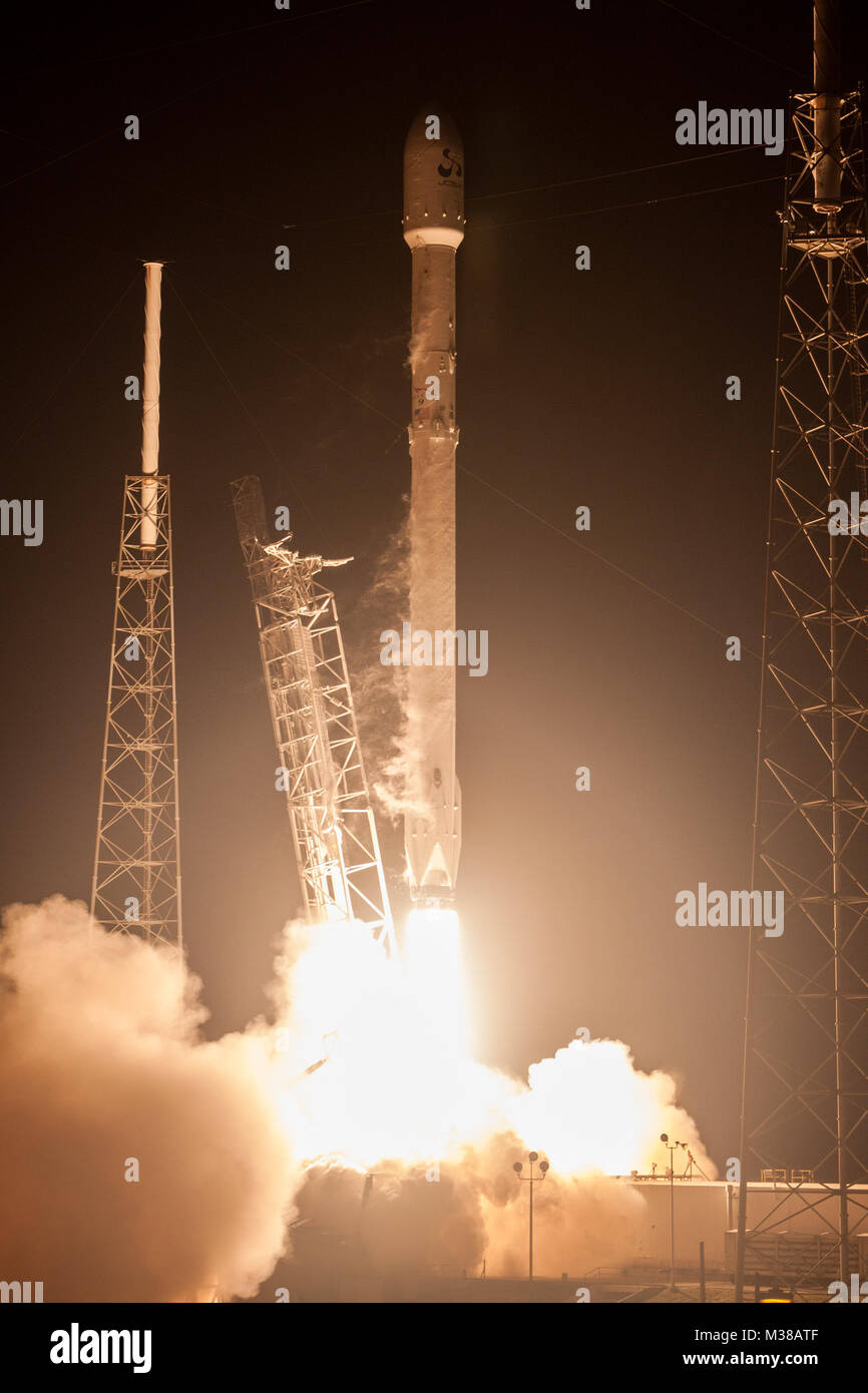 Rocket ship launched space hi-res stock photography and images - Alamy