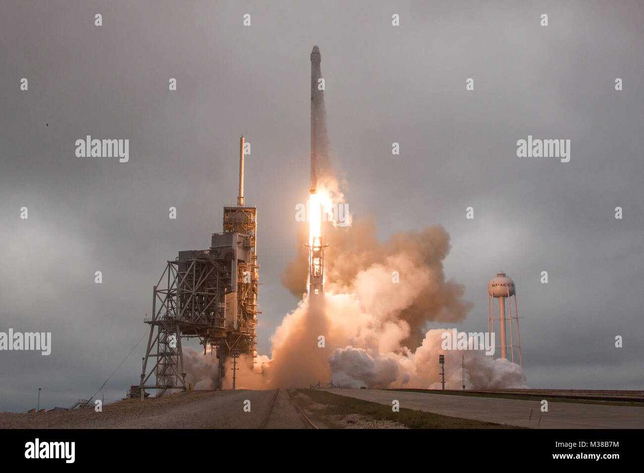 Falcon launch vehicles hi-res stock photography and images - Alamy