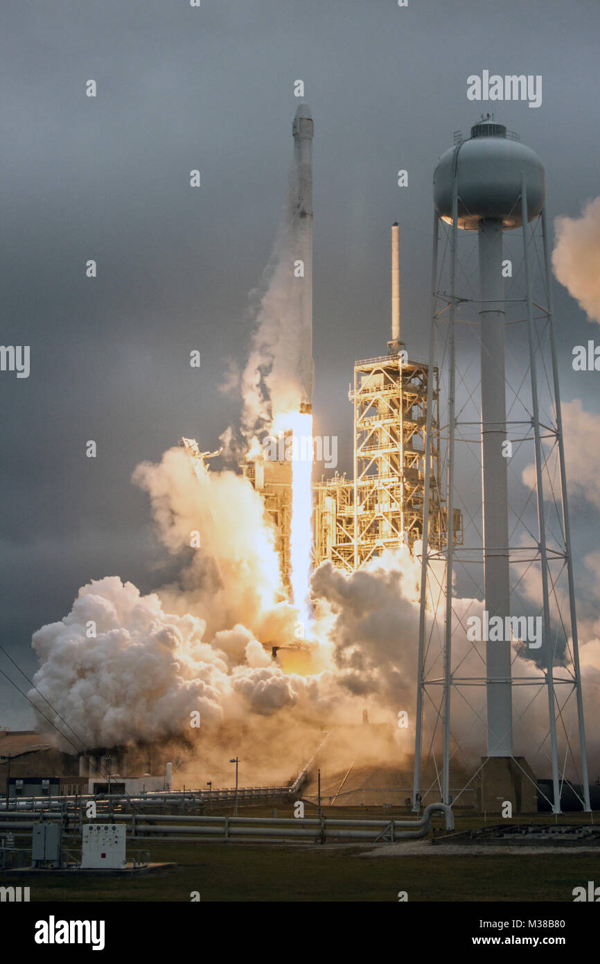 Falcon launch vehicles hi-res stock photography and images - Alamy