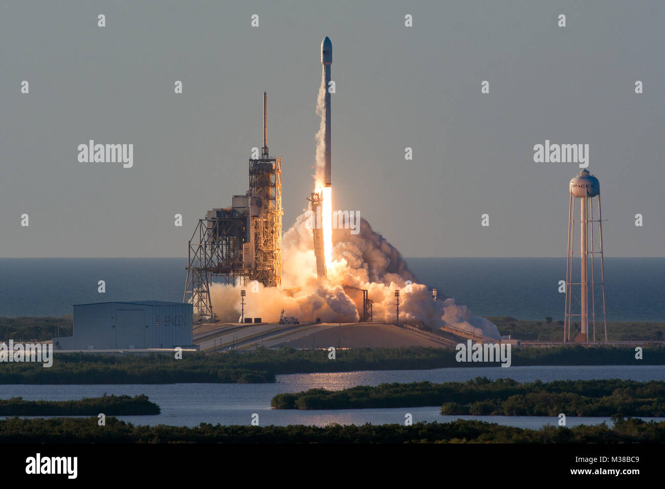 SpaceX’s Falcon 9 rocket launches the Inmarsat-5 communications ...