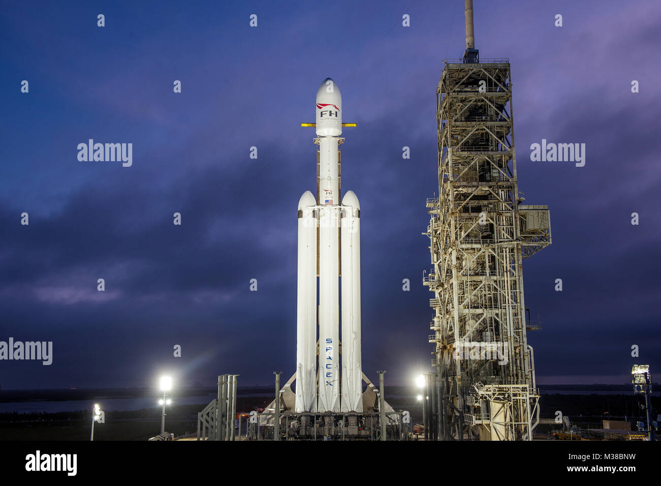 Space x falcon heavy hi-res stock photography and images - Alamy