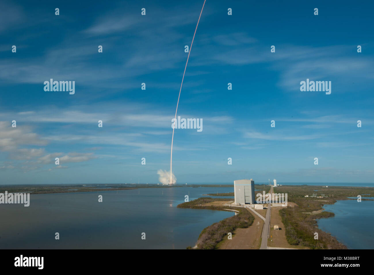 Space x falcon heavy rocket hi-res stock photography and images - Alamy