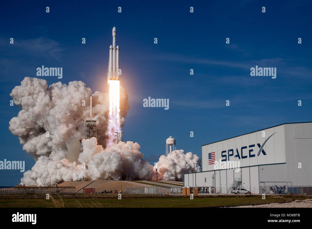 SpaceX's Falcon Heavy Demo mission successfully launched from Kennedy ...