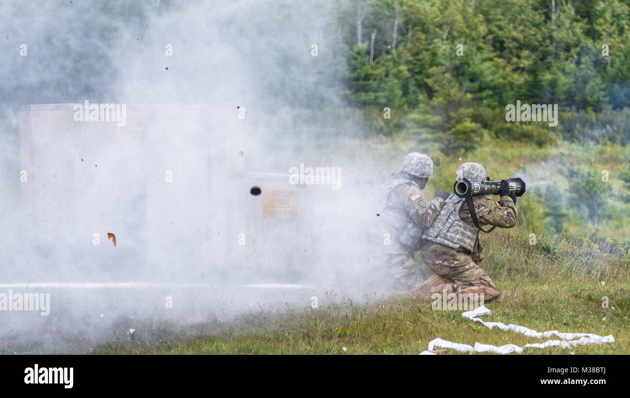 Soldiers of the 251st Engineer Company (Sapper) runs with the AT4 at ...