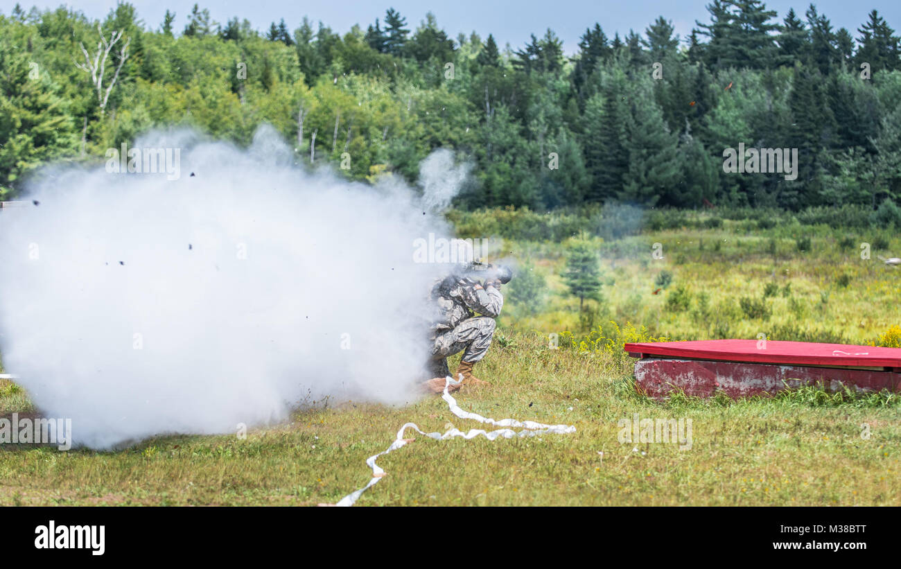 Soldiers of the 251st Engineer Company (Sapper) runs with the AT4 at ...