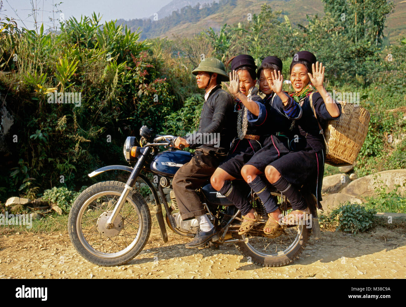 Hmong old man hi-res stock photography and images - Alamy