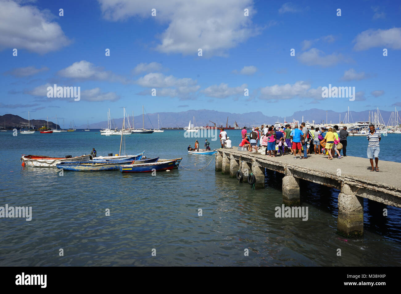 People watching Fishermen, bringing Fish to the Fish Market in Mindelo ...