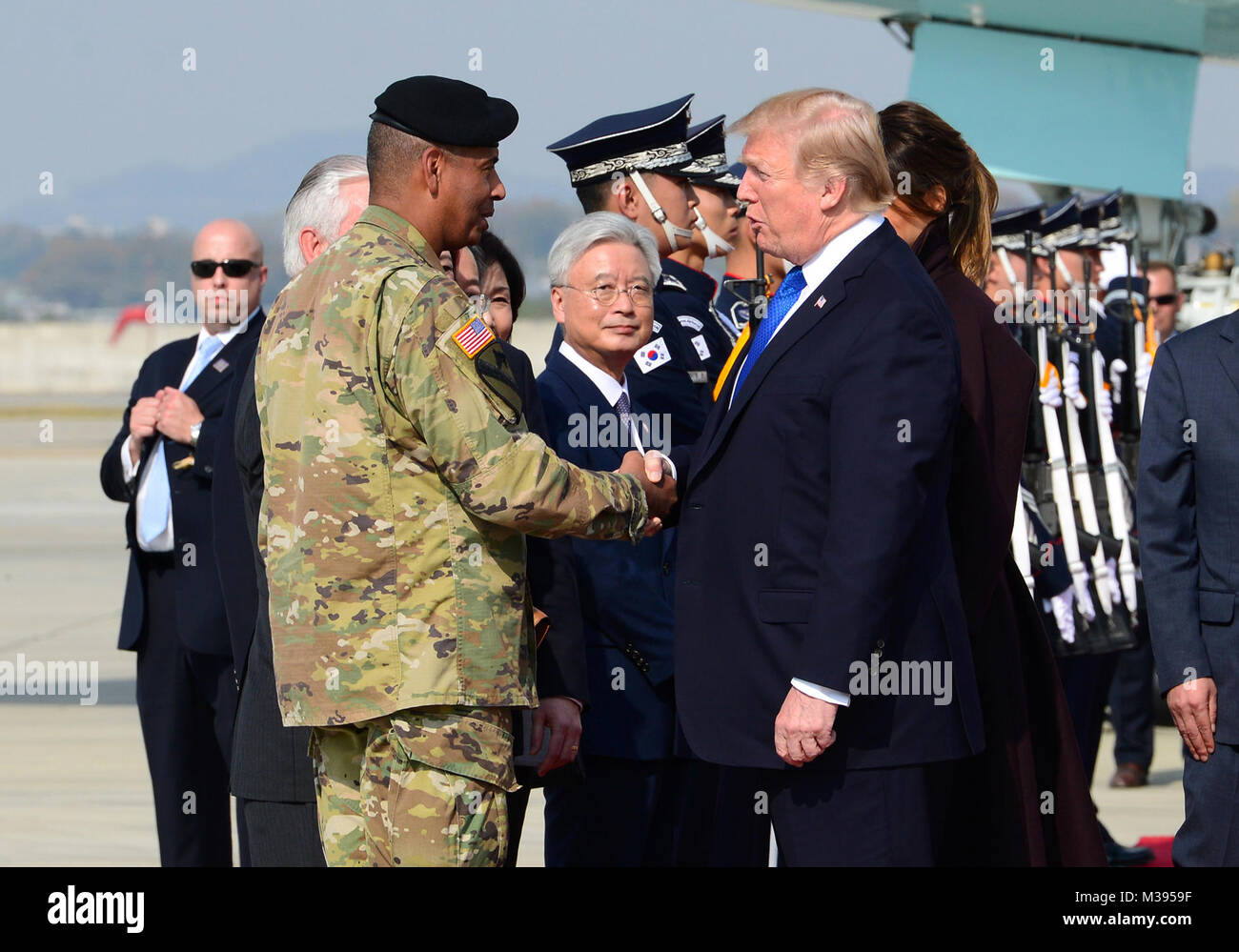 President Donald J. Trump greets U.S. Army General Vincent Brooks ...