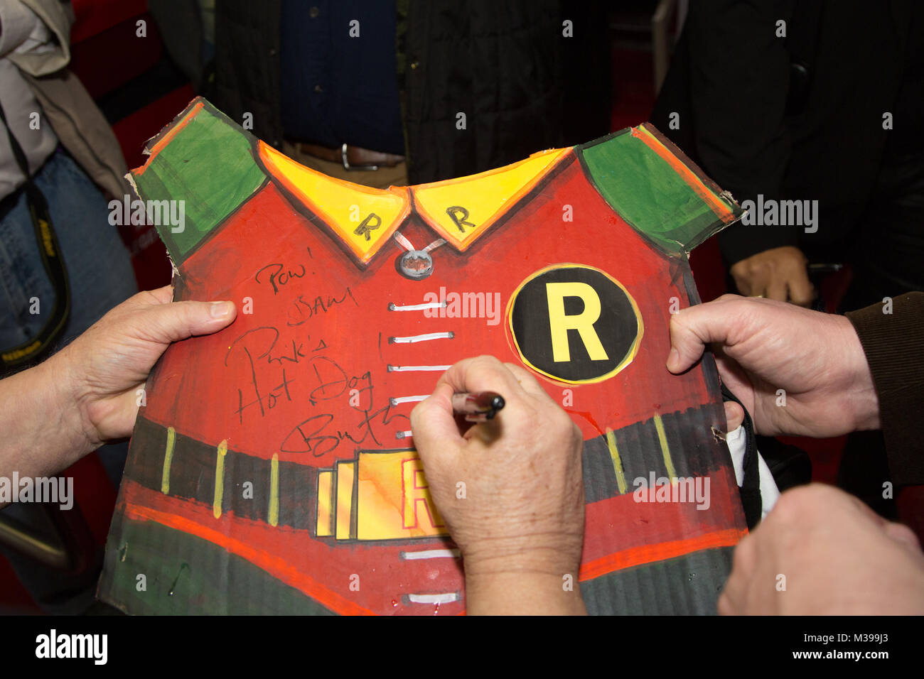 Pink's Hot Dogs honors Burt Ward, 'Robin', from 'Batman' with a hot dog ...