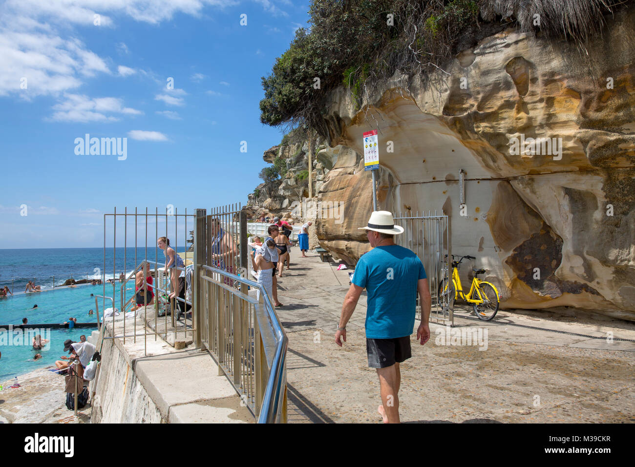 Bronte beach ocean pool hi-res stock photography and images - Alamy