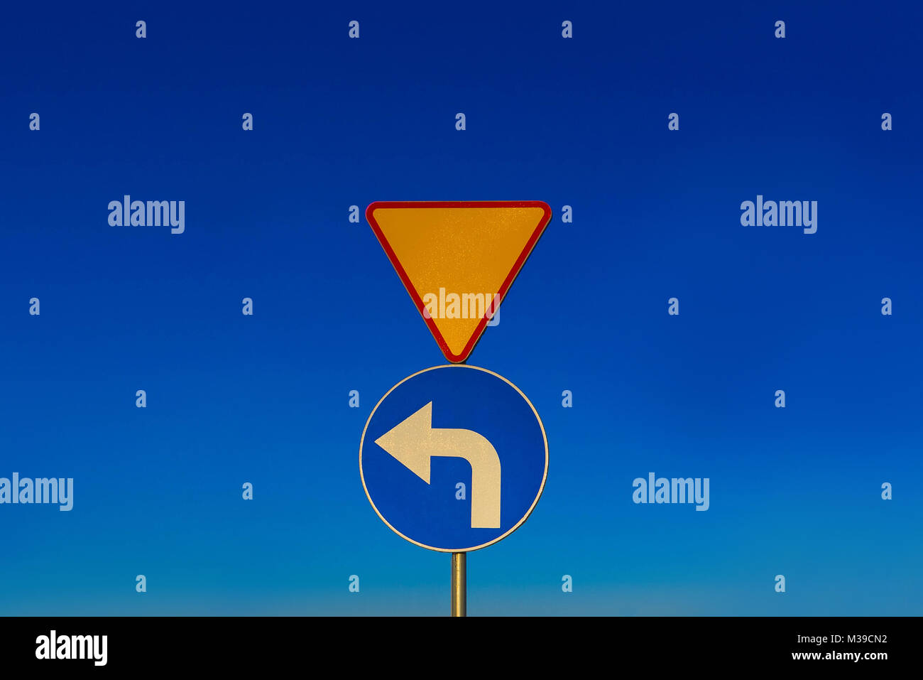 Give way road sign Stock Photo - Alamy