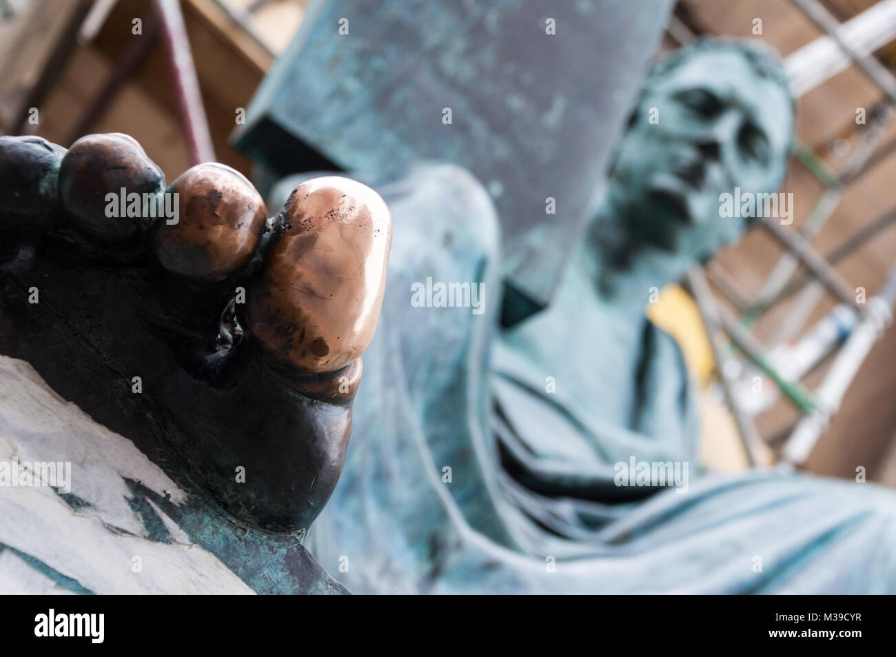 Statue with a lucky big toe in Edinburgh, Scotland Stock Photo - Alamy