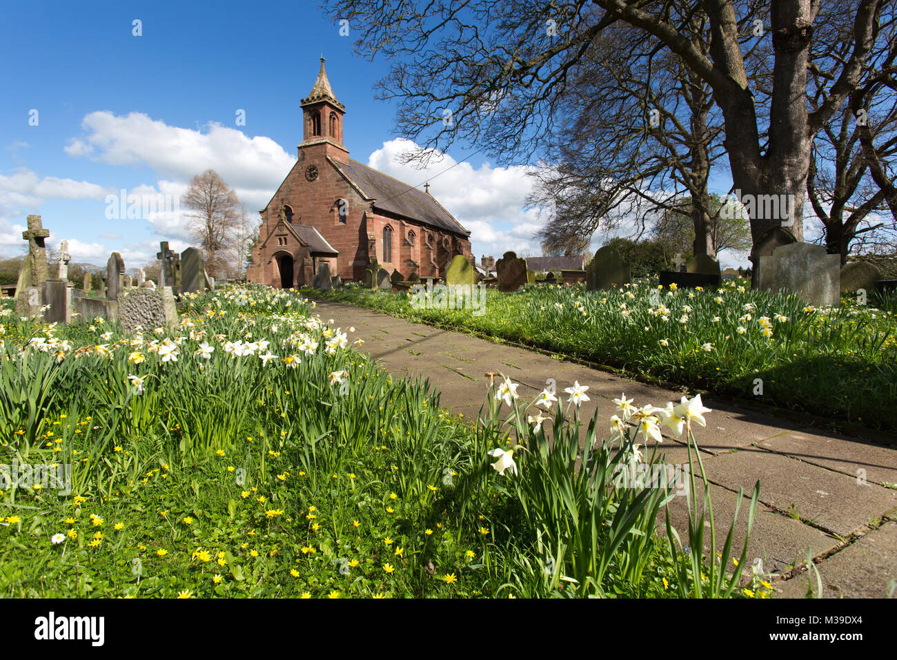 Village of Coddington, England. Picturesque view of the footpath ...