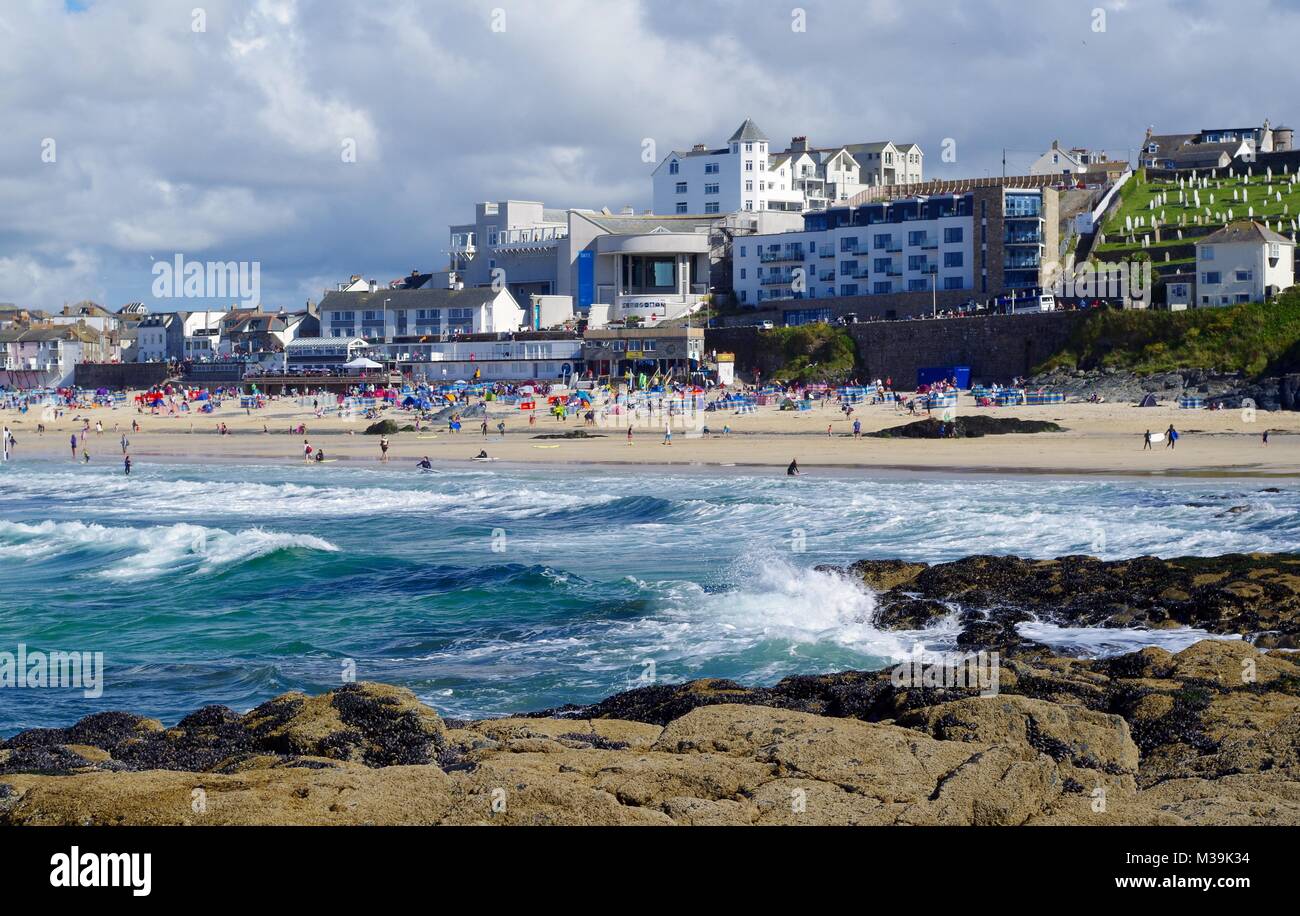 The Tate Art Gallery and Town of St Ives behind Porthmeor Beach Holiday ...