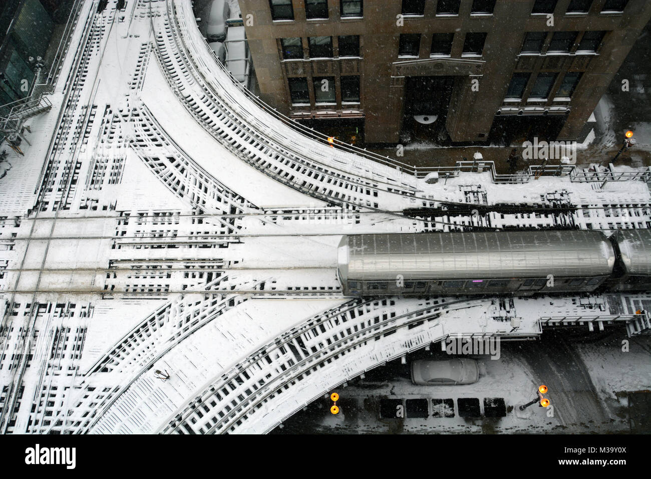 The crossing at Lake and Wells Streets where Chicago's Brown, Purple ...