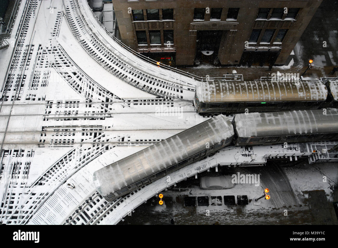 The crossing at Lake and Wells Streets where Chicago's Brown, Purple ...