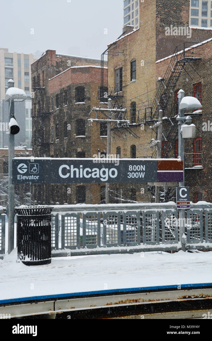 Chicago metro sign hi-res stock photography and images - Alamy