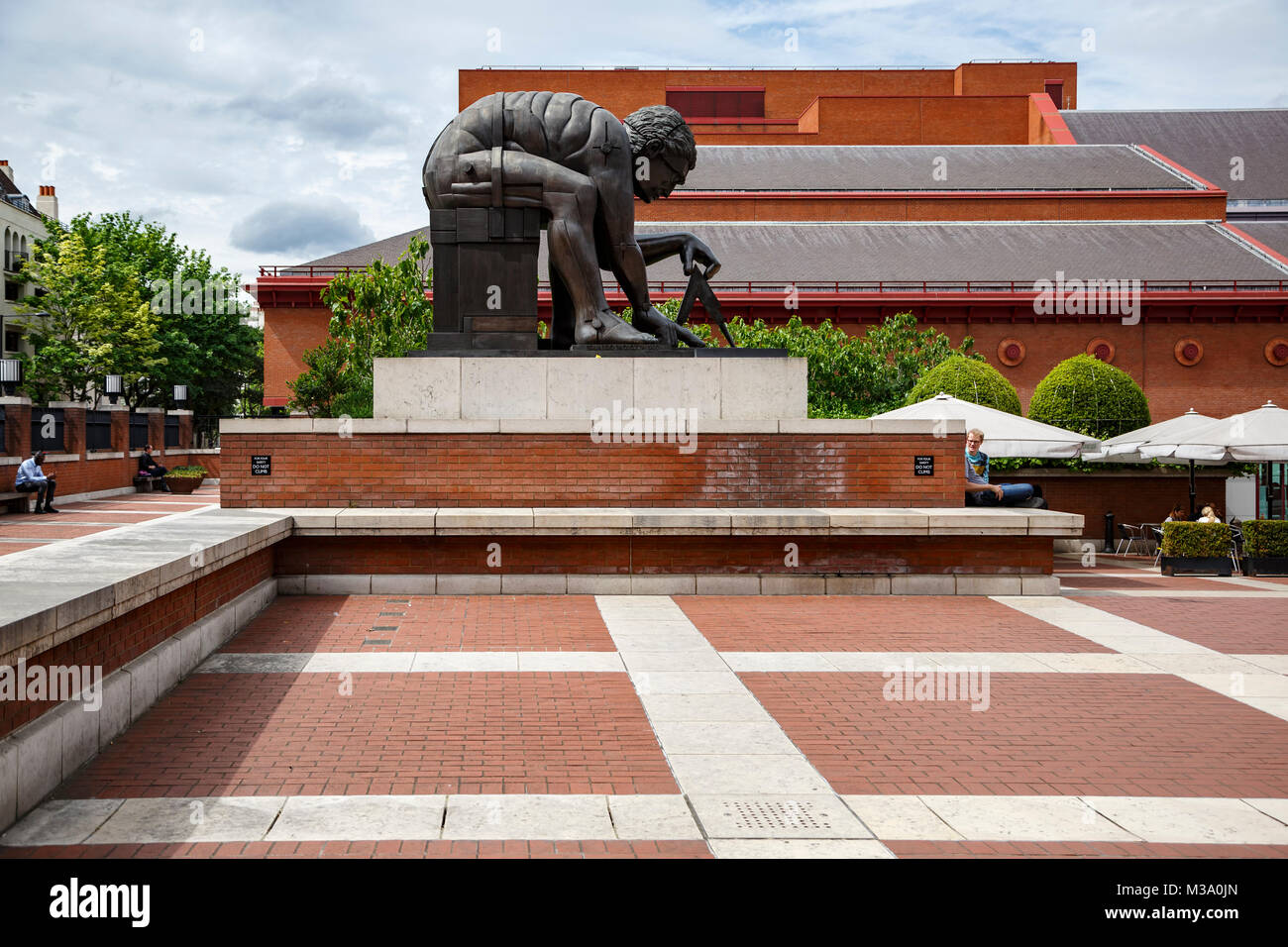 "Newton" after William Blake statue (by Eduardo Paolozzi), British ...