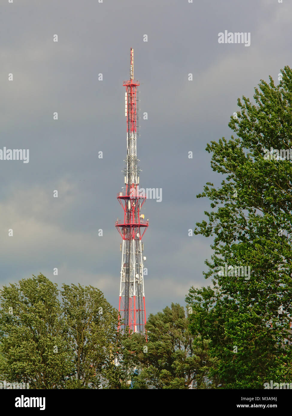 Big red white antenna tower hi-res stock photography and images - Alamy