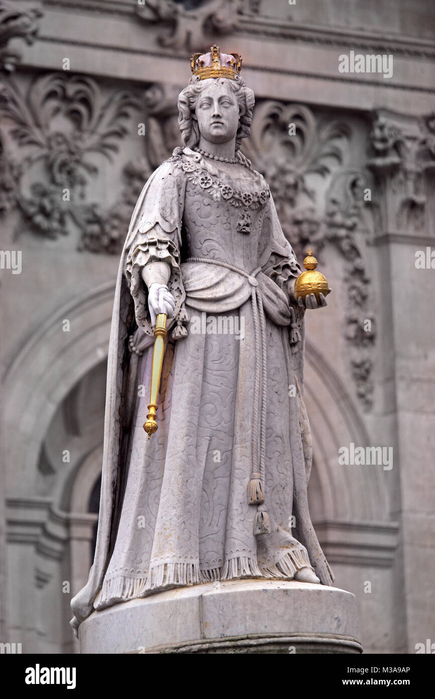 Queen anne statue sculpture hi-res stock photography and images - Alamy