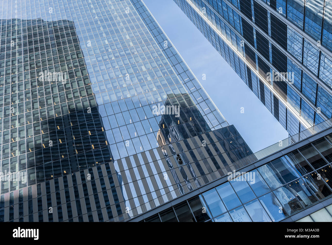 Mirrored skyscraper seen from below, new york Stock Photo - Alamy